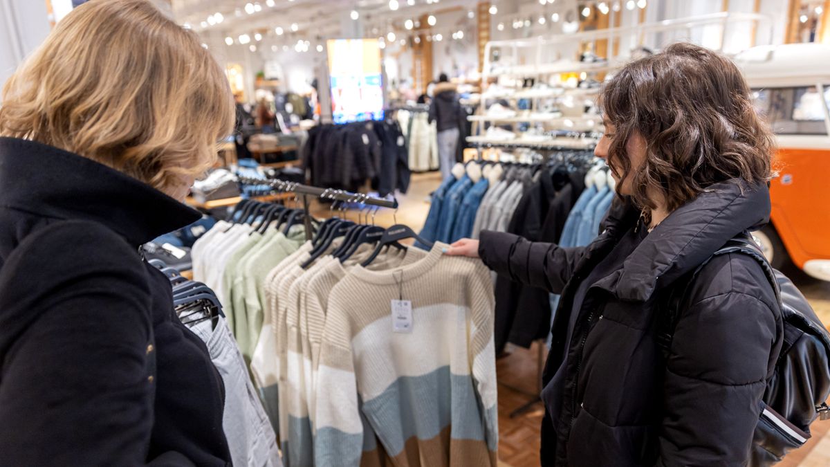 EU vil hindre kleskjeder i å dumpe usolgte klær | Tu.no