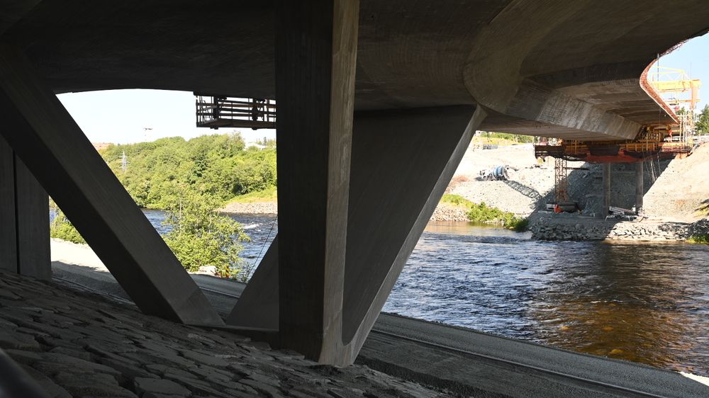 Nydalsbrua i Trondheim: Feiret ferdig støp over Nidelva | Tu.no