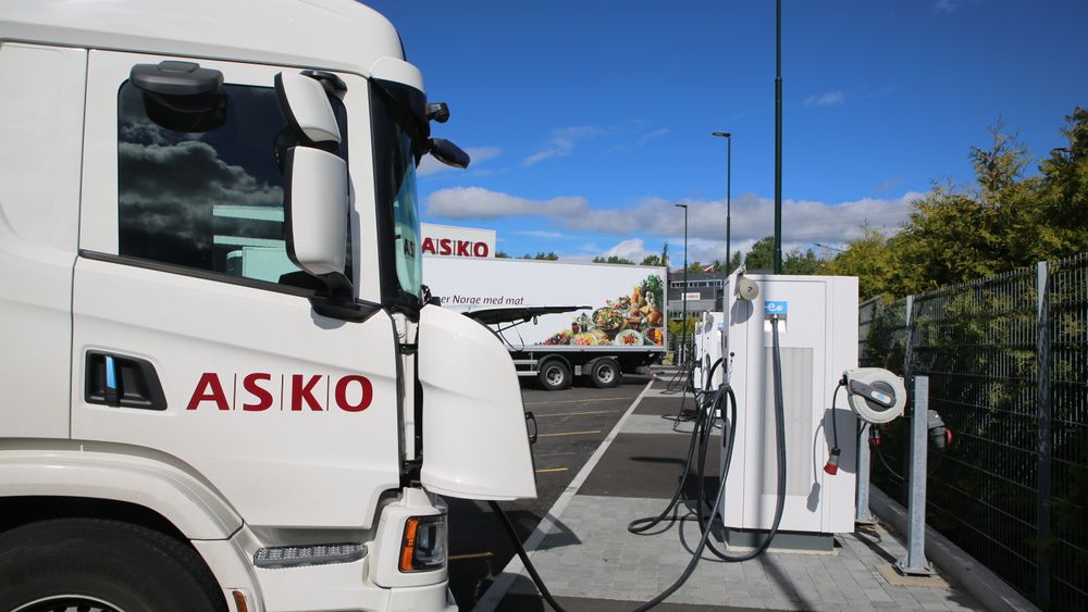 Nå kommer ladestasjonene for tunge elkjøretøy - Tu.no