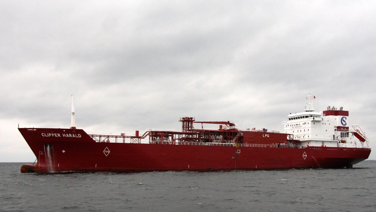 Innen 2020 må alle skip kutte svovelutslippene. Dette skipet seiler med ...