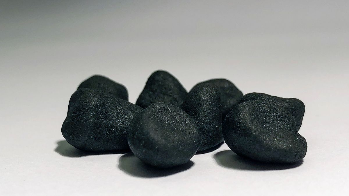 Elkem vil lage kull av norske trær: Det skal gi en halv million tonn ...