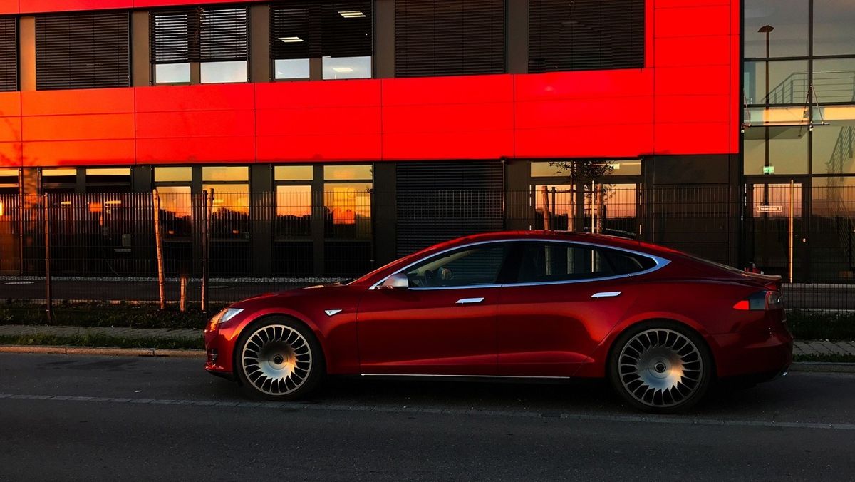 De utviklet nye felger til Tesla. Luftmotstanden gikk ned 10 prosent ...