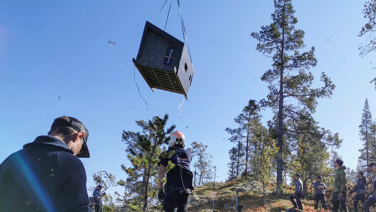 Disse toppmoderne hyttene ble løftet på plass med helikopter. Og da ...
