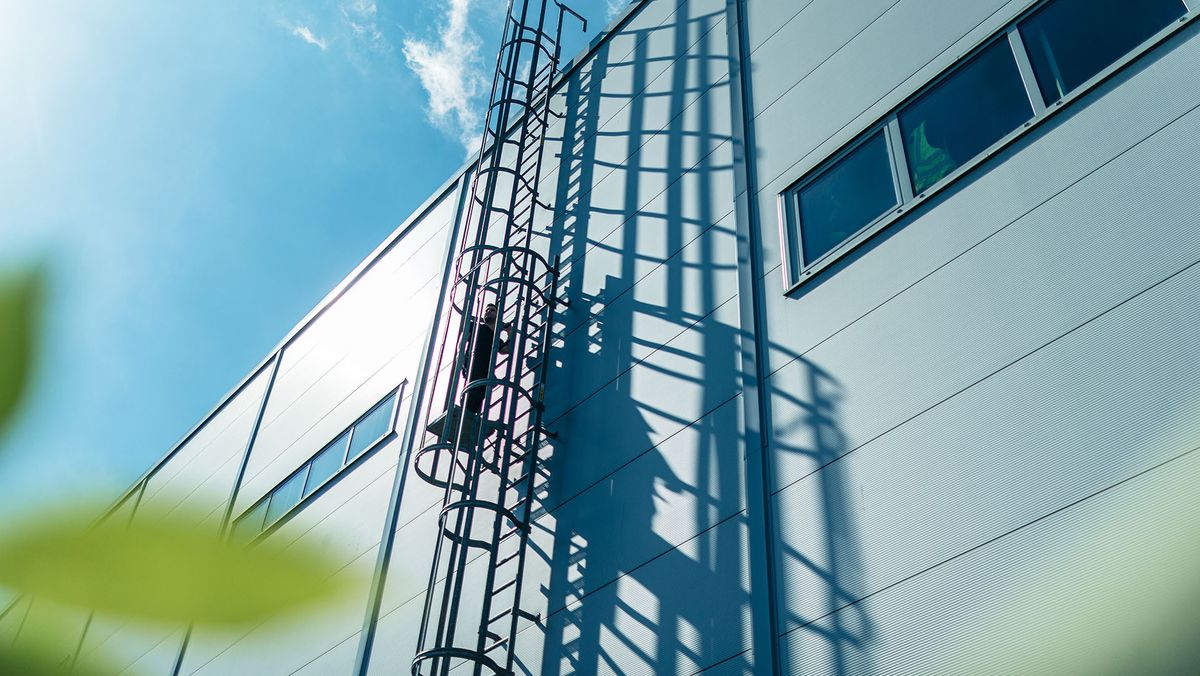 Mye usikkerhet rundt krav til fastmonterte stiger for inspeksjon | Tu.no