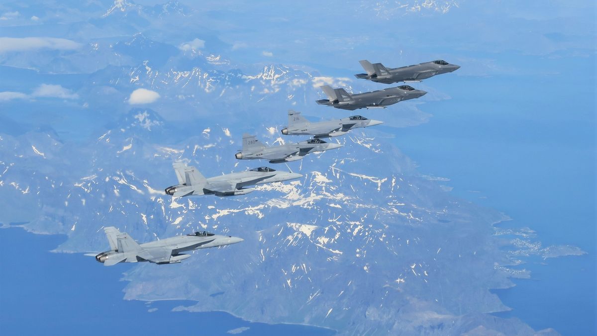 Trener på å ikke bli oppdaget: Jagerflyøvelse i 76 meters høyde | Tu.no