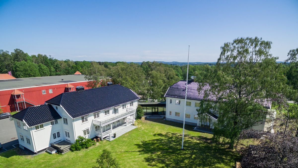 Fra flaskehals til nøkkelbrikke. Slik jobber Bergene Holm med ...