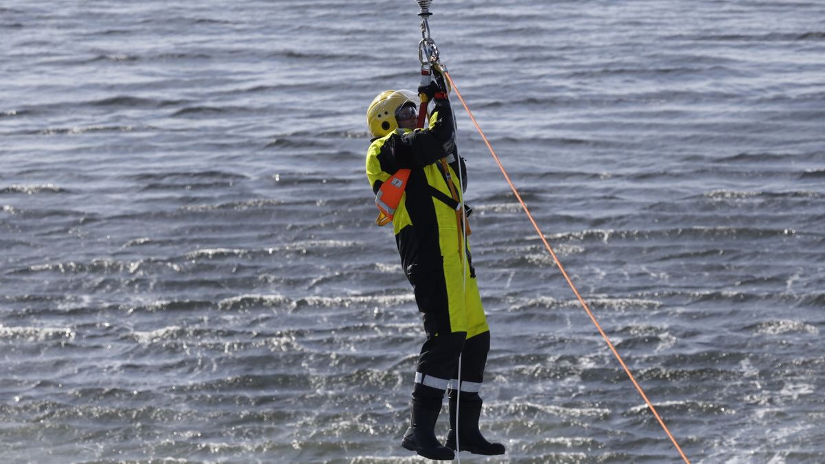 Forsvarsministeren ble hentet opp av vannet | Tu.no