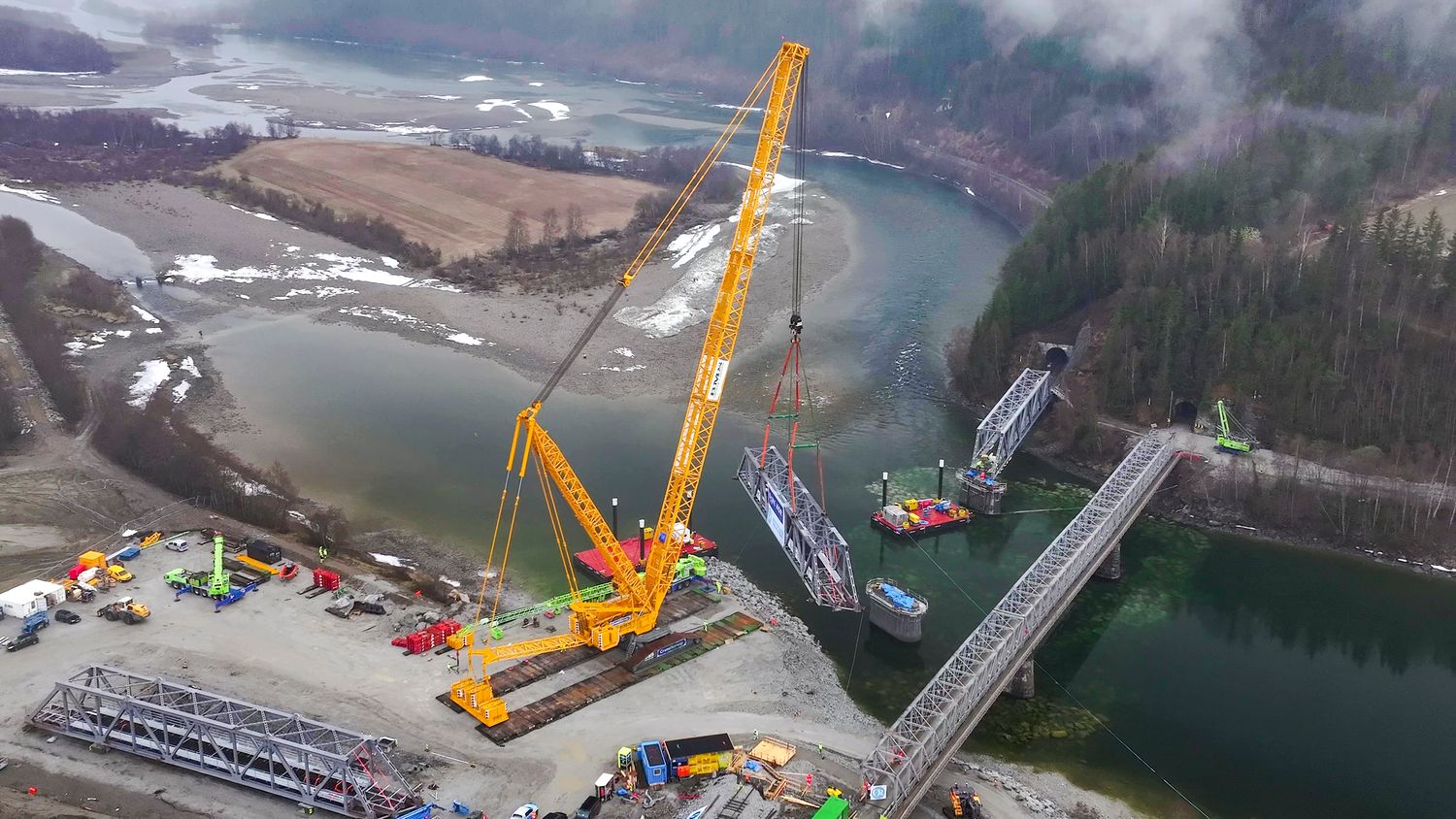 Her løftes brua på plass: Kollapsen koster rundt 420 millioner kroner ...