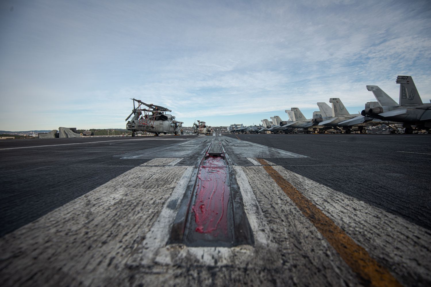 Matt Buss flyr F-18 fra Harry S. Truman: – Som et kontrollert bilkrasj ...