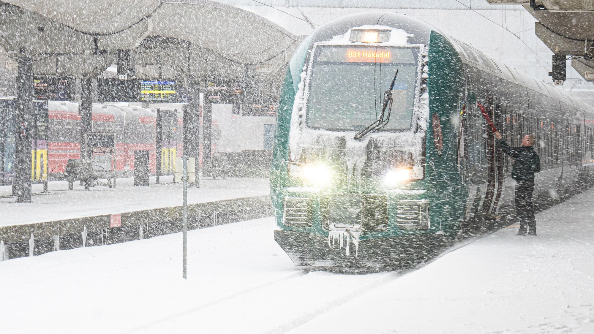 Snø, regn og is kan føre til færre tog og busser onsdag morgen | Tu.no