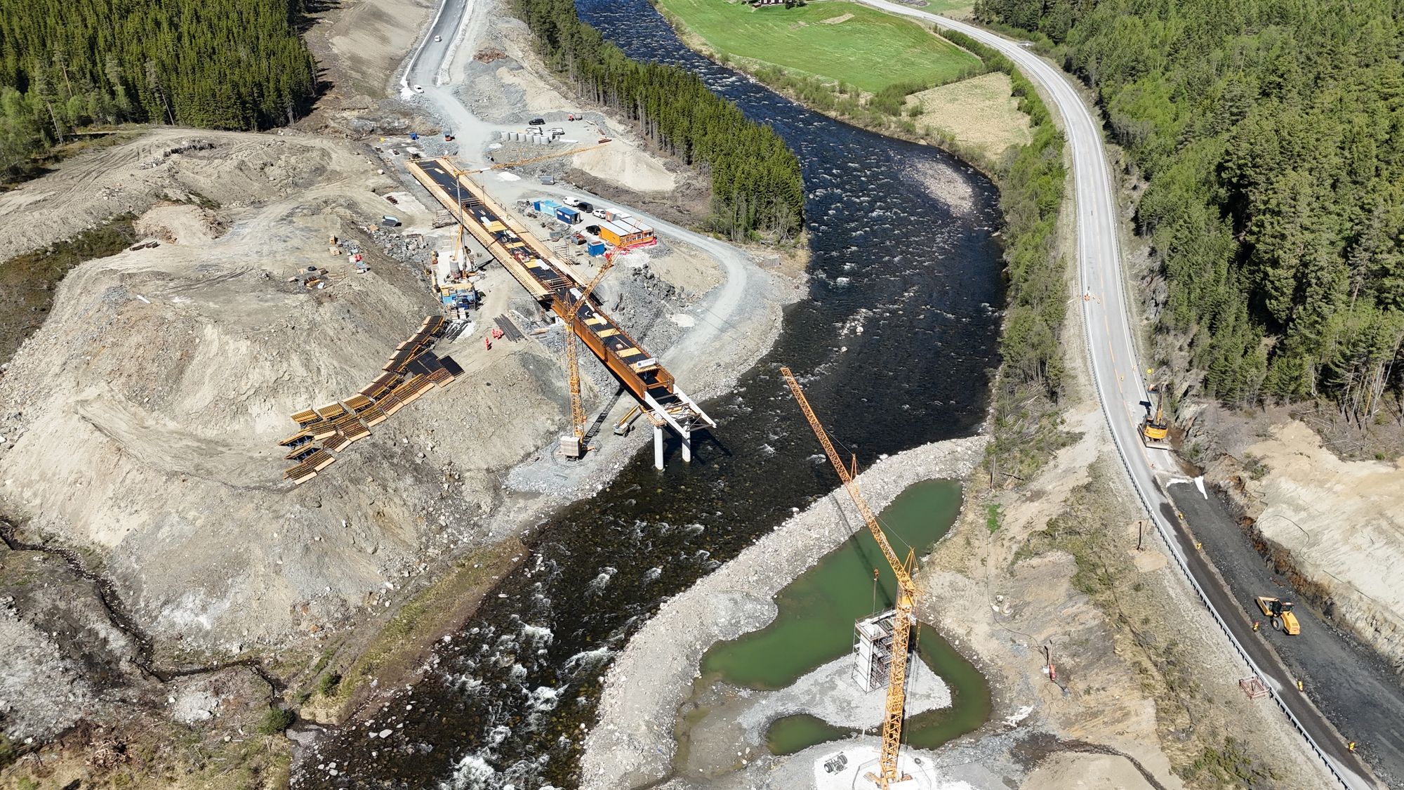 Brukte to dager på å jekke riksvei 3-bru på plass | Tu.no