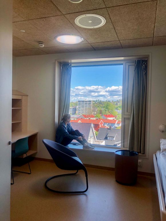 Lampene på psykiatrisk avdeling i Tønsberg skal rette opp døgnrytmen ...
